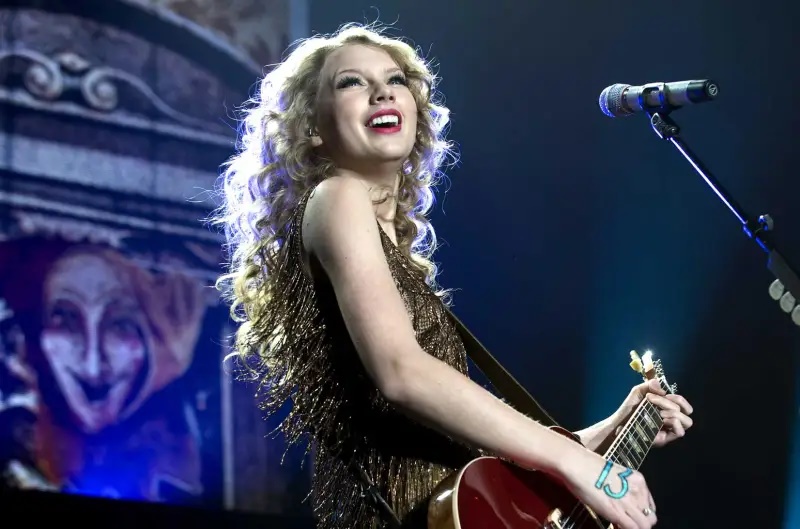 A Timeline of Taylor Swift’s Generosity - News