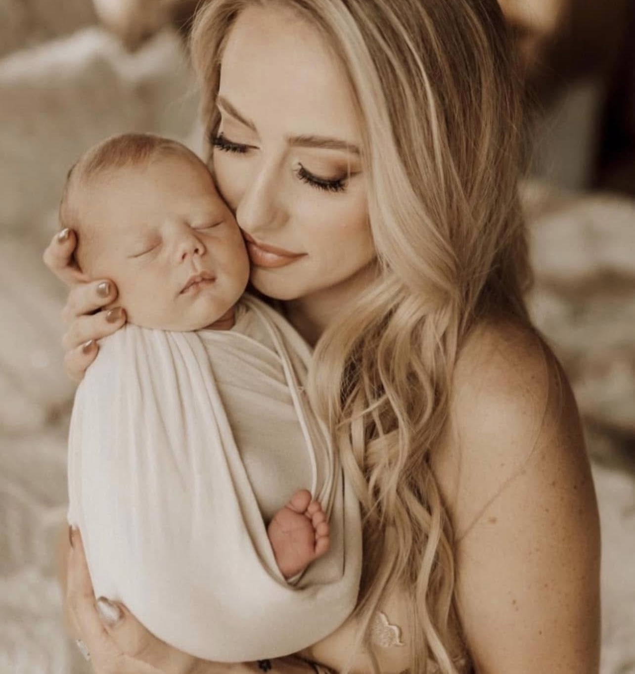 Everyone say ‘hi’ to Golden Raye Mahomes as she makes her cute ...